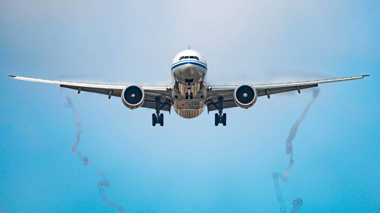 Plane Spotting with A7R III - Sony Alpha Full Frame Cameras - Sony ...